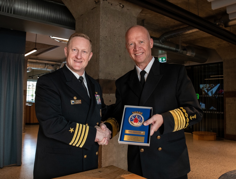 Oslo Havn - Commander of World's Largest Warship Engages in Solemn ...