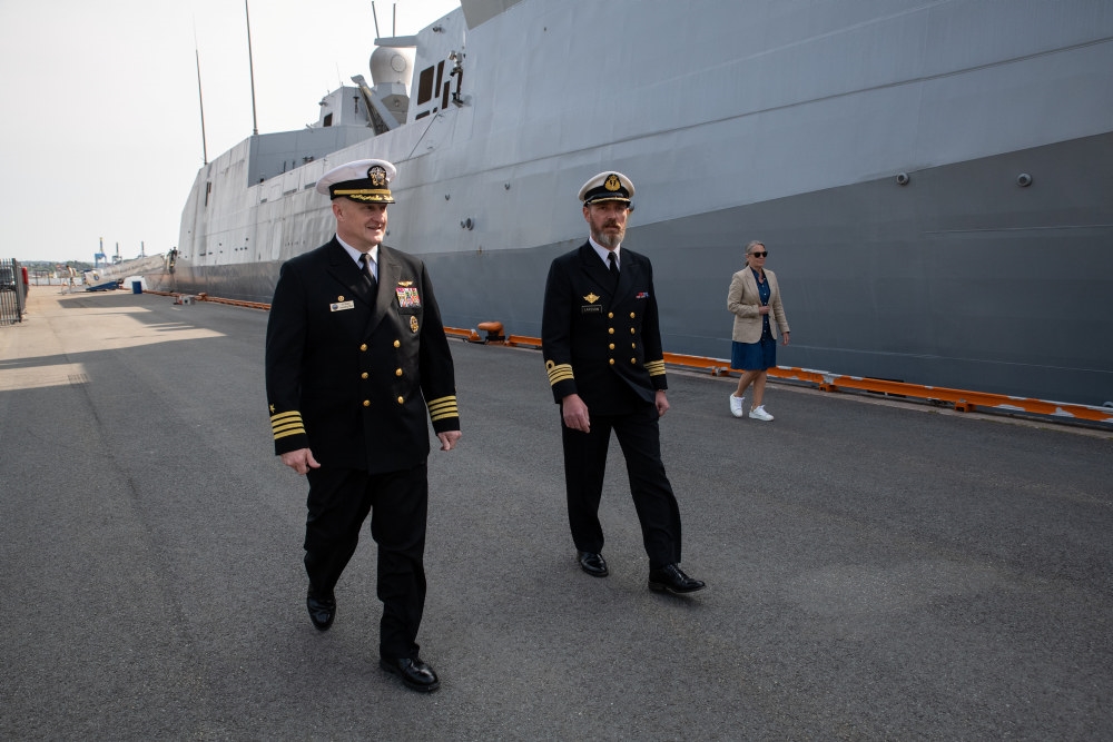 Oslo Havn - Commander of World's Largest Warship Engages in Solemn ...