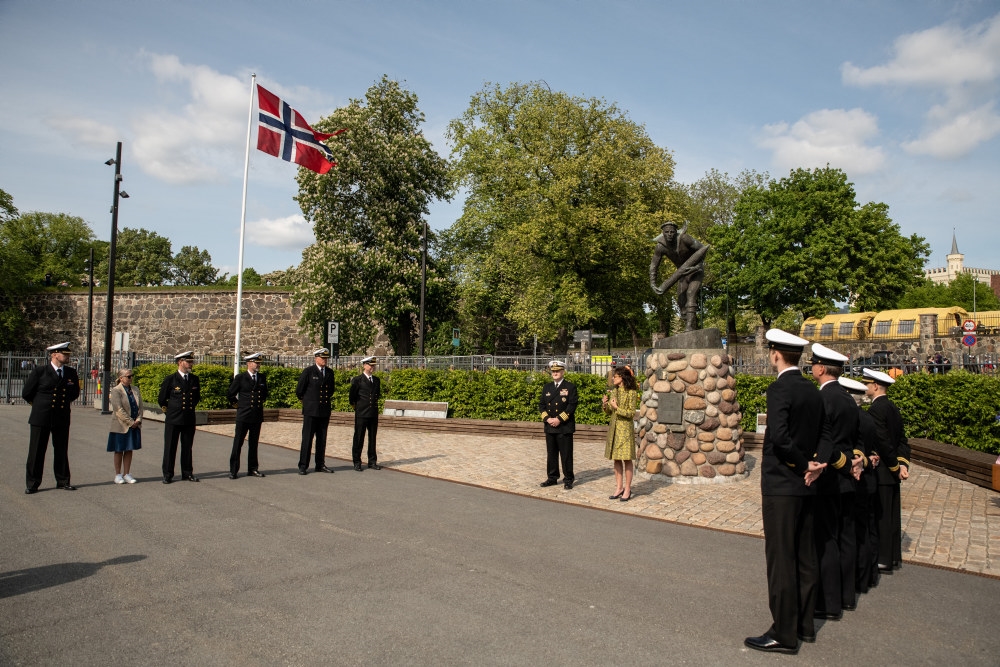 Oslo Havn - Commander of World's Largest Warship Engages in Solemn ...